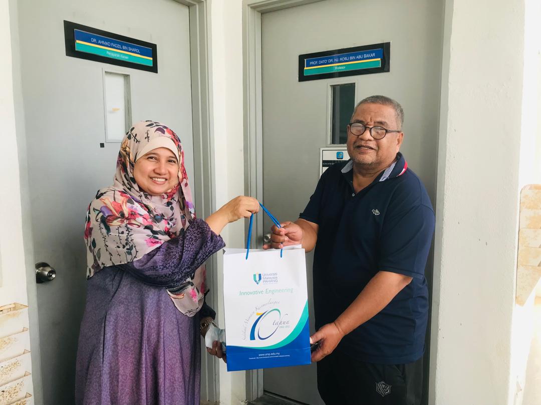 UMP Library Official - Sumbangan Buku oleh Prof. Dato’ Ts. Dr. Rosli ...